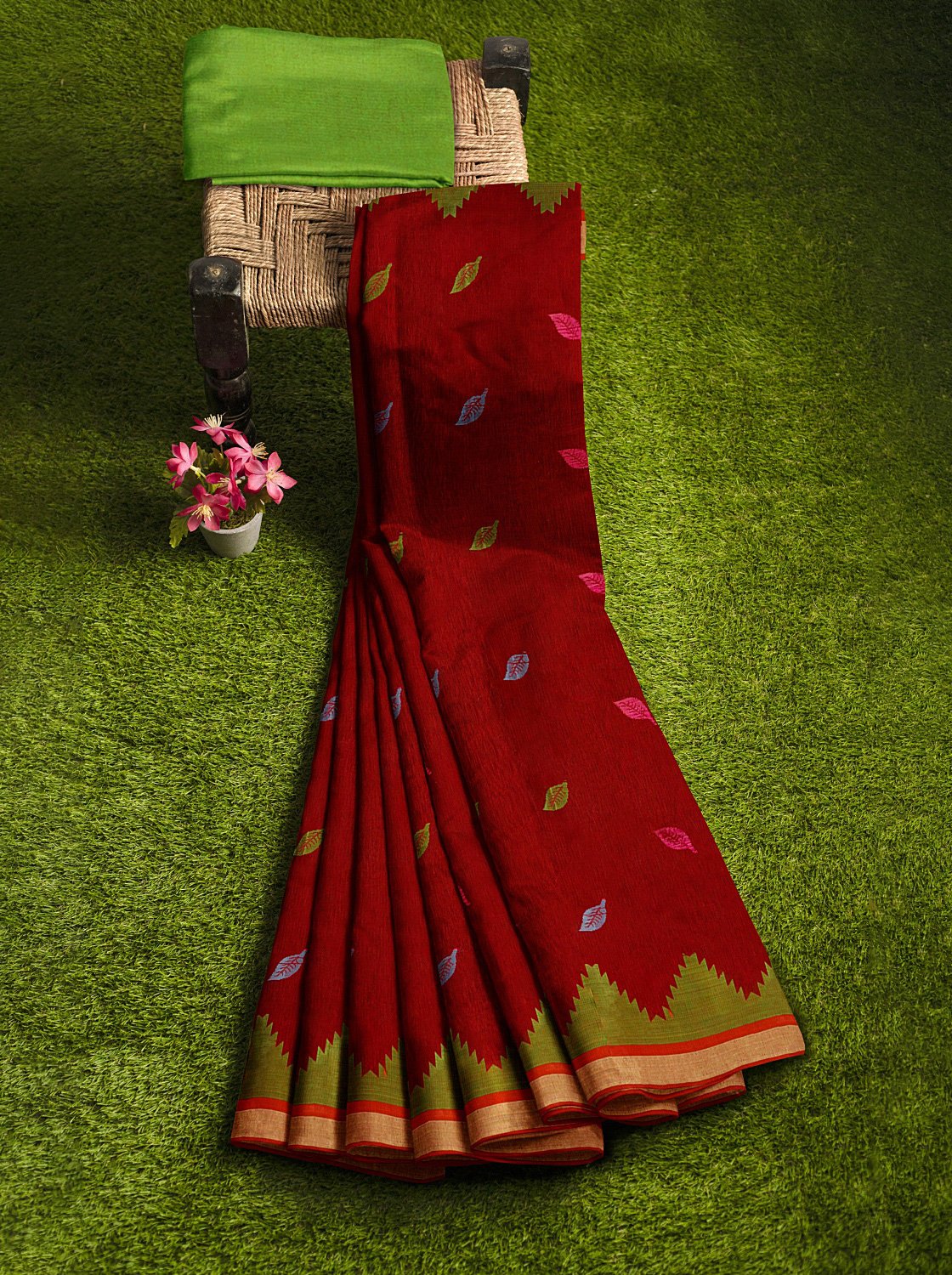 লাল সুতি শাড়ি