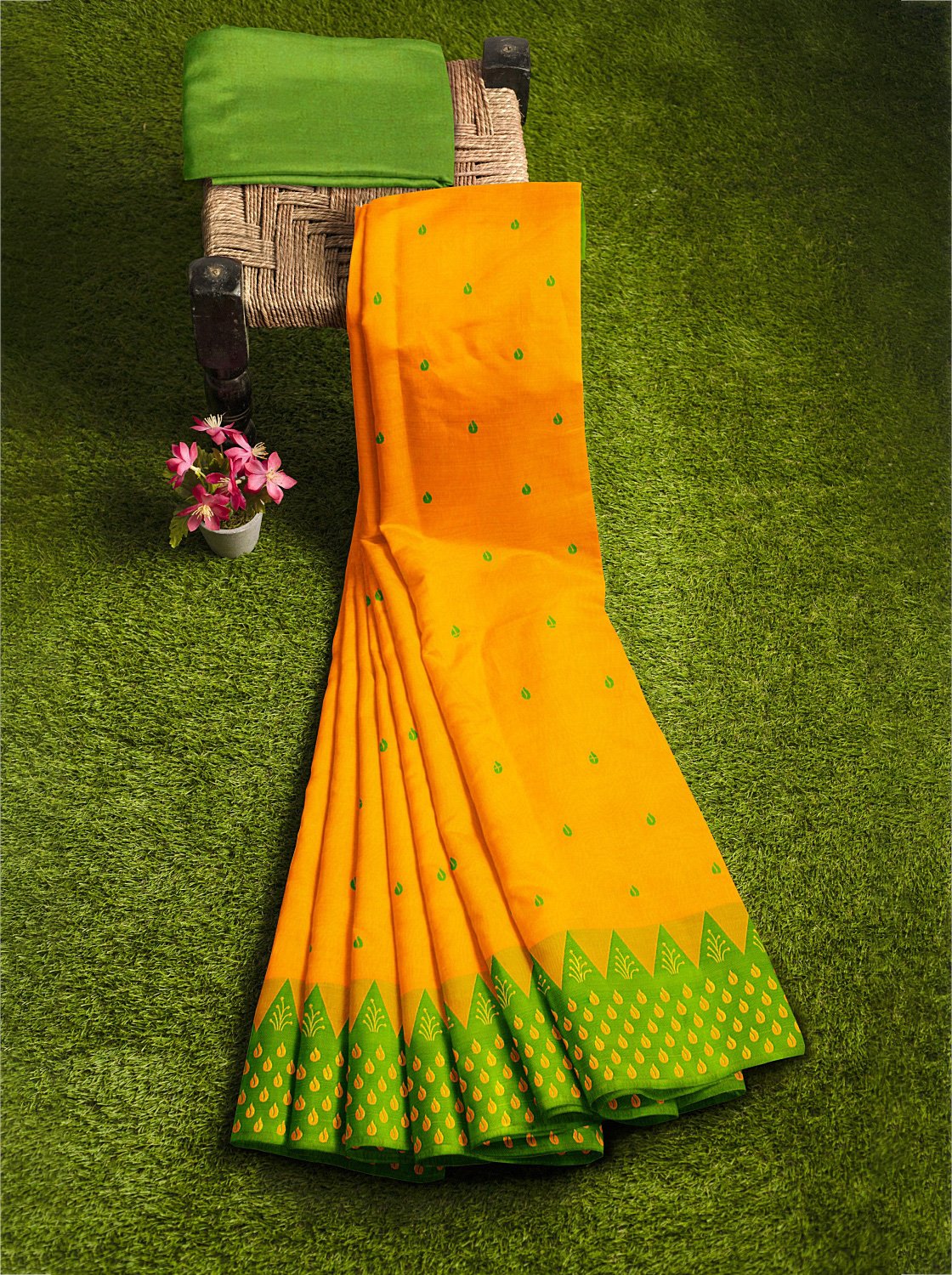 কমলা এবং সবুজ সুতি শাড়ি